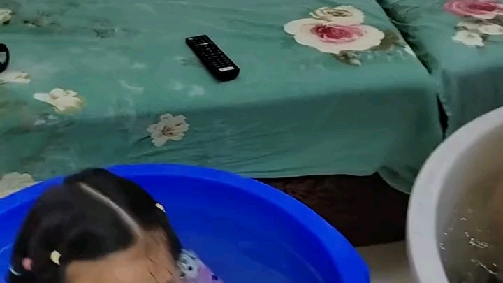 为响应号召节约用水用电,四川一对爷孙泡在水桶里降温!