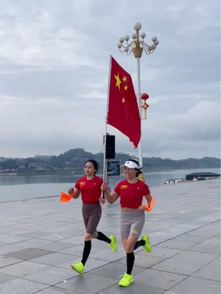 我们追随的光是五角星的光,五星红旗迎风飘扬,祝愿我们伟大的祖国...