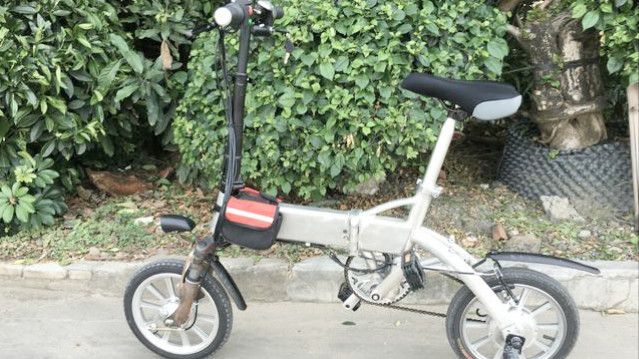 小轮电动折叠自行车试骑