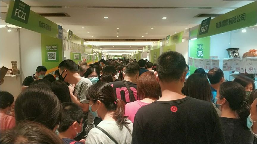 澳门工展会美食节带动经济,人山人海,不用钱似的,都用抢的