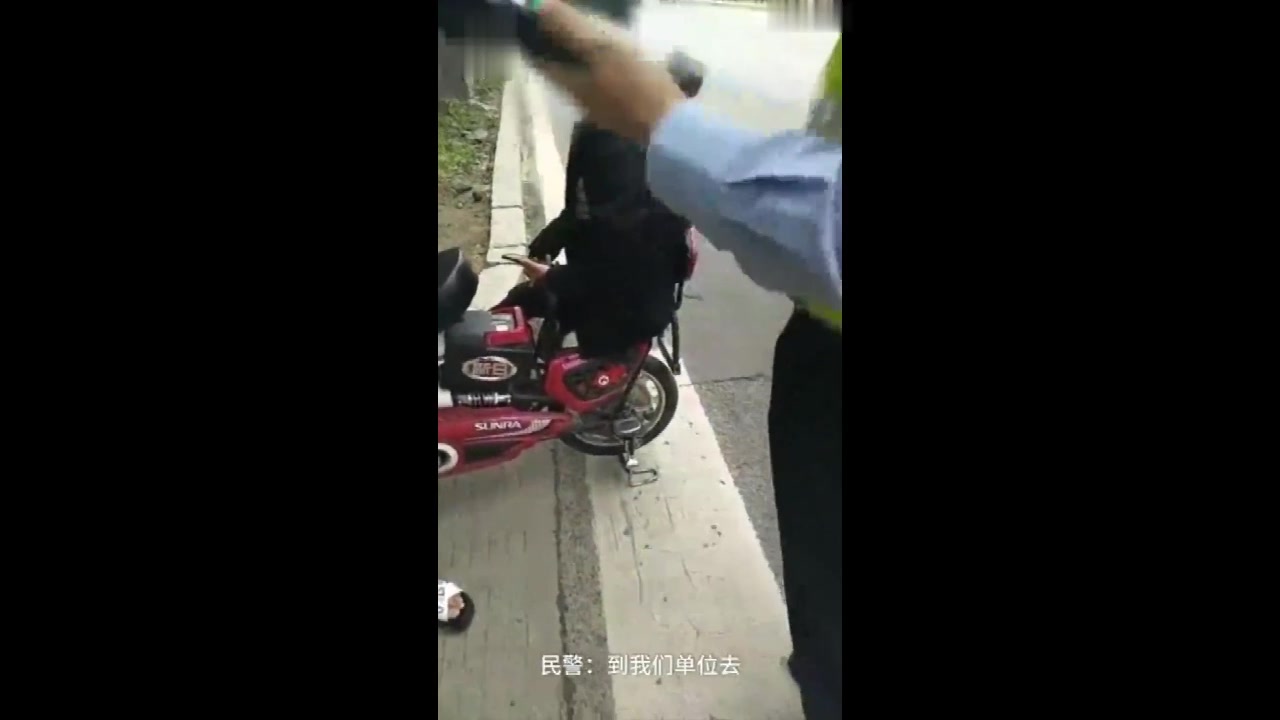 女子骑车载人,闯红灯被撞要求赔偿,交警愤慨发出“灵魂三连问”!