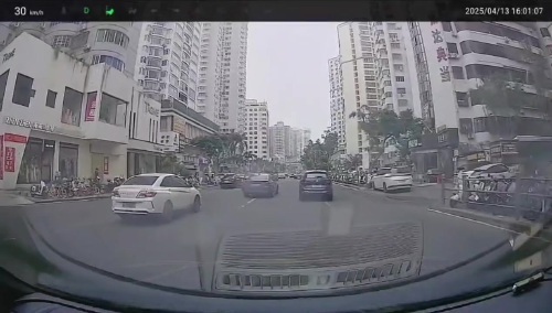 当马路是他家了想怎么开就怎么开文明交通安全一道路千千万安全一条...