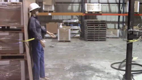 高压软管断裂时的威力有多大,用假人做实验,击中瞬间四分五裂