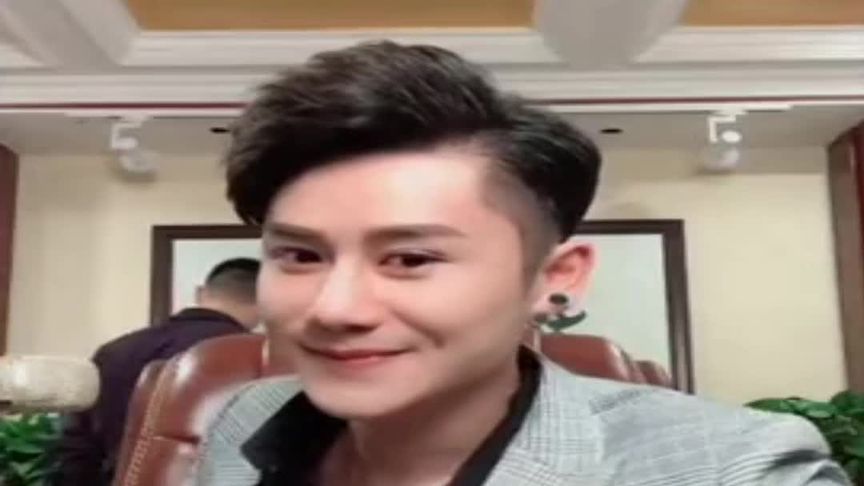 小伙实力表演手势舞,下一秒尴尬了,亮点全程在老爸身上!