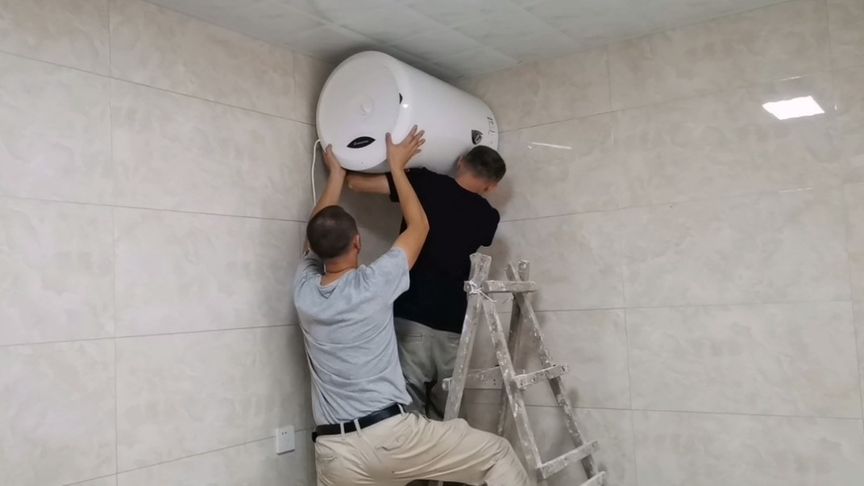 安装电热水器,干挂墙上钻孔就怕碰到板砖背面挂钩,你们遇到过吗