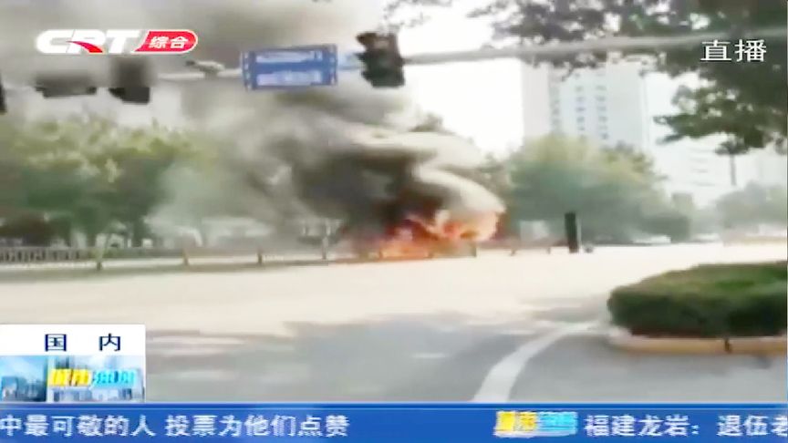一电动汽车发生自燃,火势遍布全车,冒出黑色浓烟,消防紧急灭火