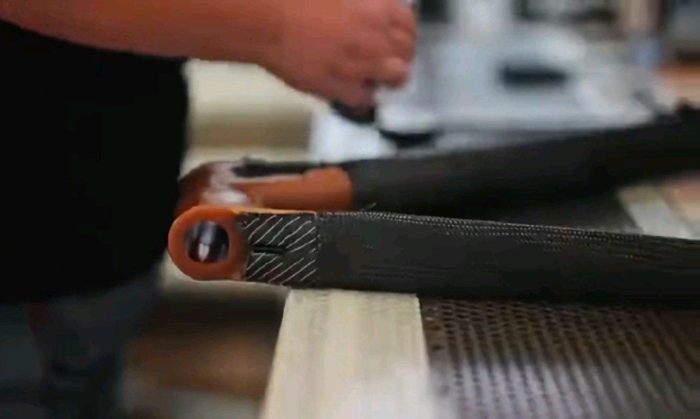 ...其特有BCS编制,逆向失蜡法,RTM成型工艺!其工艺流程比较独树一帜!