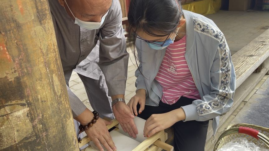 少林寺少林药局,在大师父指导下体验艾棒制作。