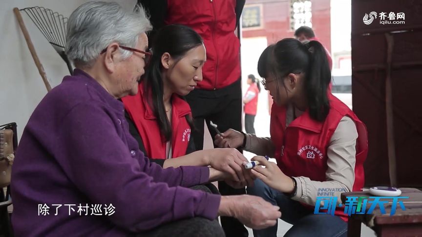 家庭医生签约团队下乡巡诊,为每位百姓制定个性化的治疗方案