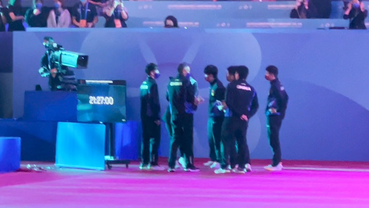 【乒乓球】国乒十连冠,刘国梁赛后依次拥抱了队员