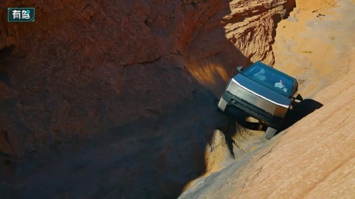 这些人总是想把特斯拉赛博皮卡当越野车开