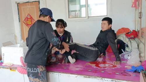 残疾小伙一大早,就和脑梗老爸去园子干活,瘫痪老妈负责在家喂鸡