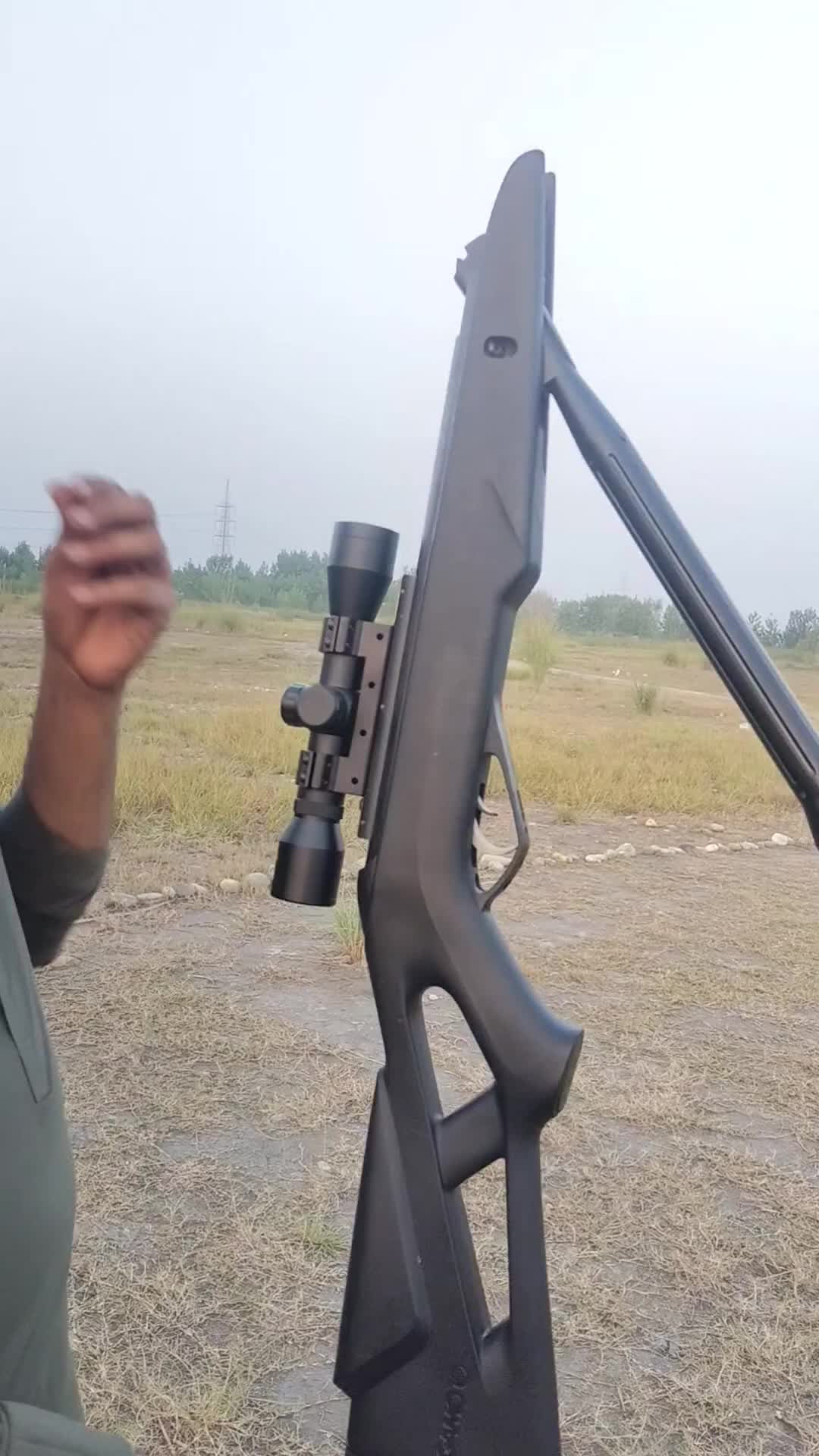 搭配瞄准镜的气枪射击练习,精准命中目标!#武器 #军迷发烧友 #国外...