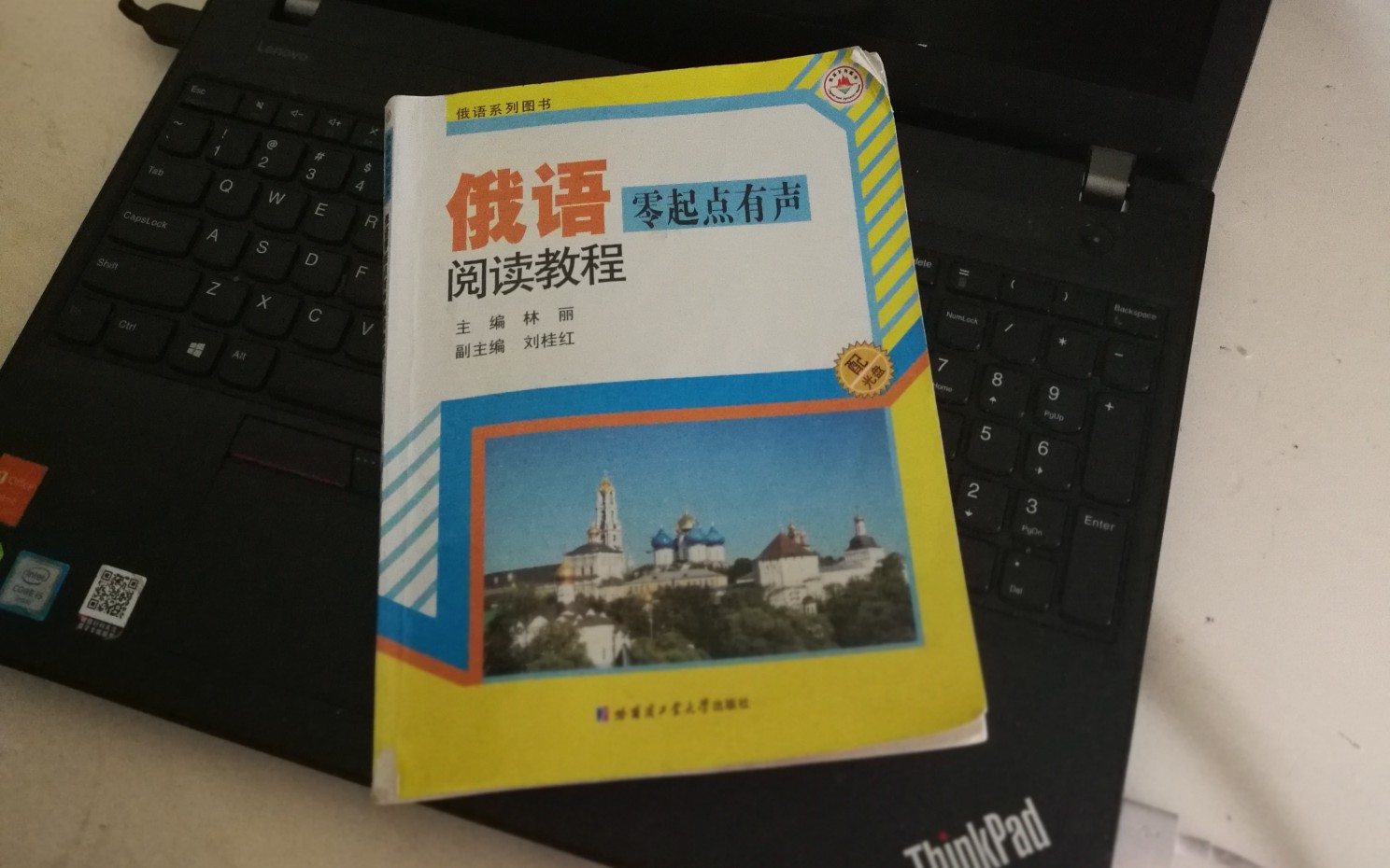 ...不从字母、发音、单词、语法入手,完全通过听和跟读来学习语言。