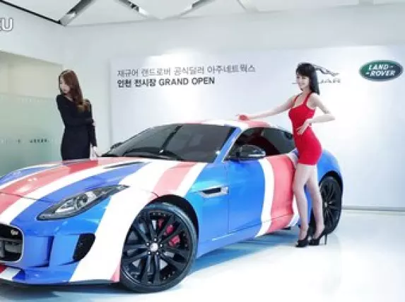 车展车模性感车模车展丰满白皙 楚楚动人_韩车