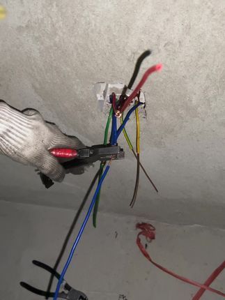 接插座线的缠绕圈数不能少 穿完线之后重要的一个环节,接线,看上去没...