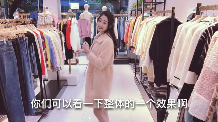 皮粉色水貂绒大衣毛茸茸的特别保暖、而且非常显白,小个子也能穿