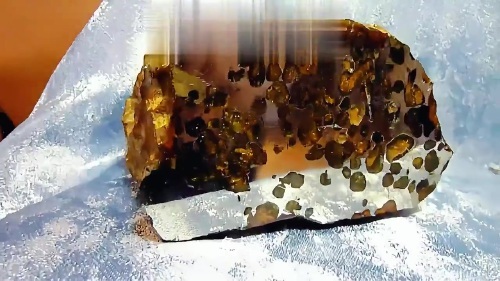 石铁陨石又称陨铁石。是比较罕见的一类陨石,占陨石数量的2%