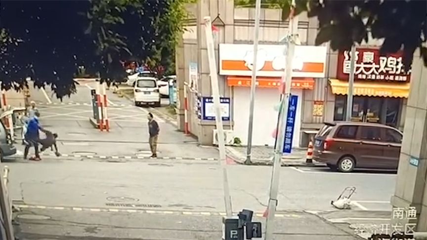 江苏南通摆摊老人被城管队员暴力执法,通报回应