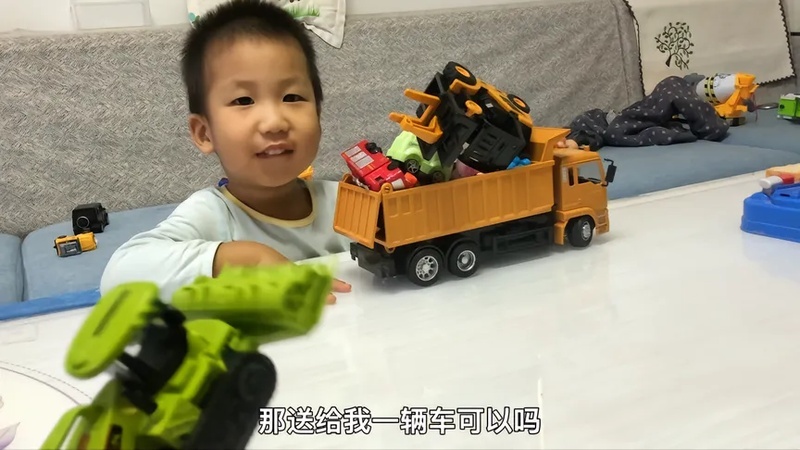 卡车拉了一车的玩具车模型,叉车消防车挖掘机垃圾车好多的车呀