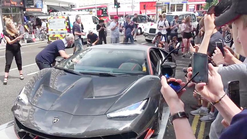 兰博基尼毒药开上街是什么反应,这才叫回头率,老外也没见过世面