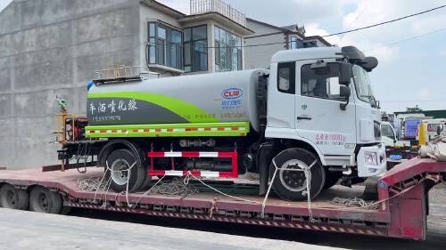 国六洒水车整装待发,高效作业神器助力城市建设!