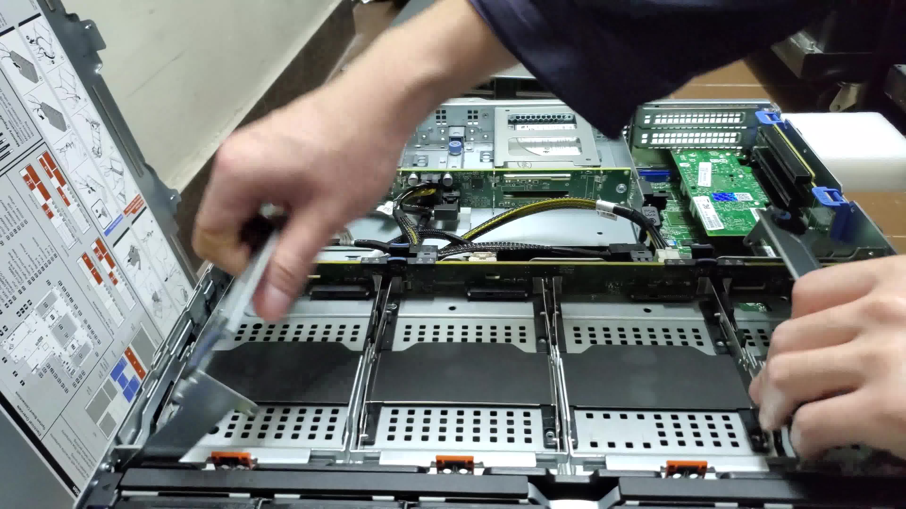 正常人不会看的没用信息13:2U空间16个2.5寸大盘,戴尔R740xd踩坑...