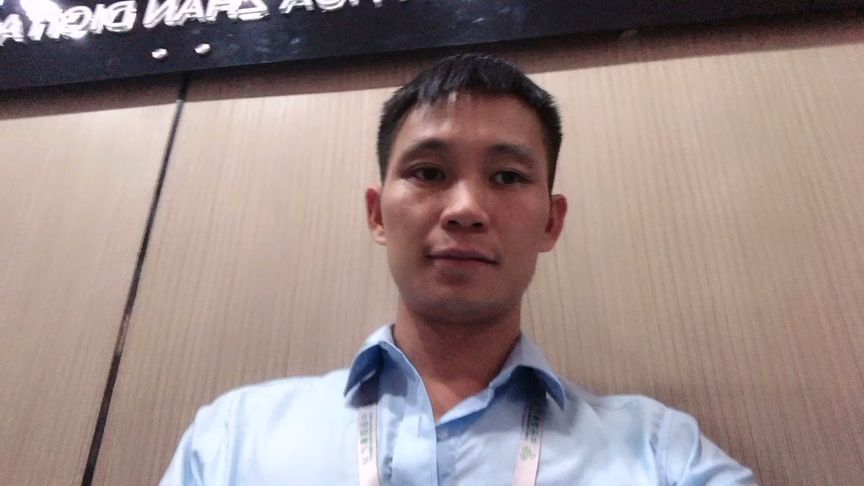 开个晨会安排今天一天的工作,没事在公司前台坐坐。