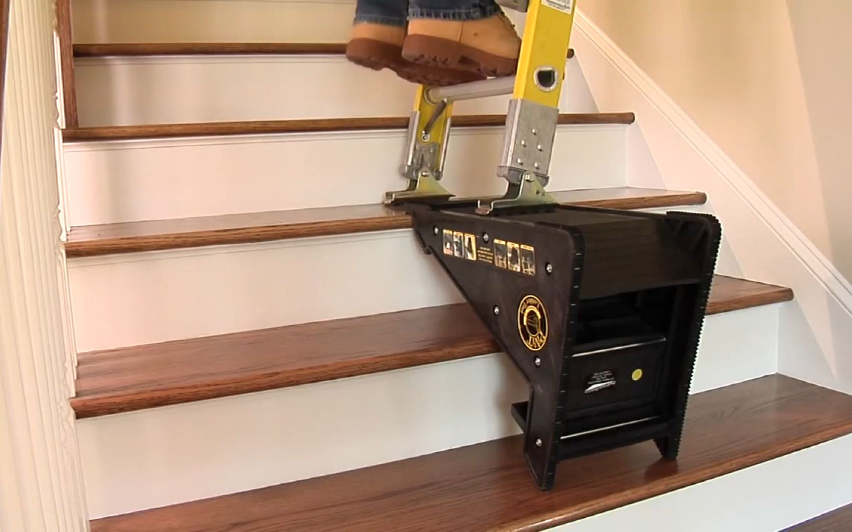 用在梯子上的固定器,在斜坡、楼梯上架梯子不用人扶放心爬