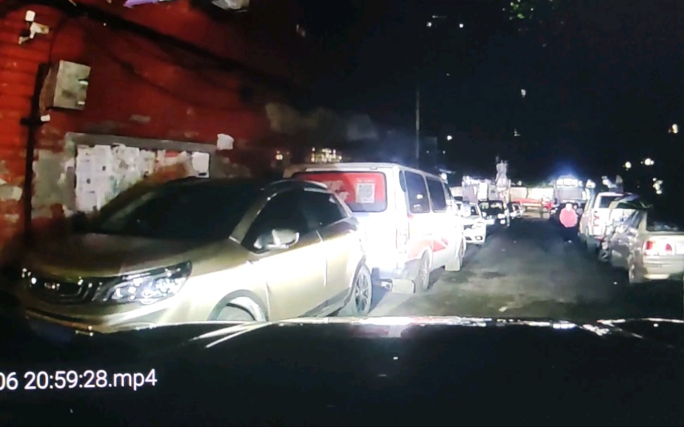 窄路通过,掌握两侧车距,重要性就出来了