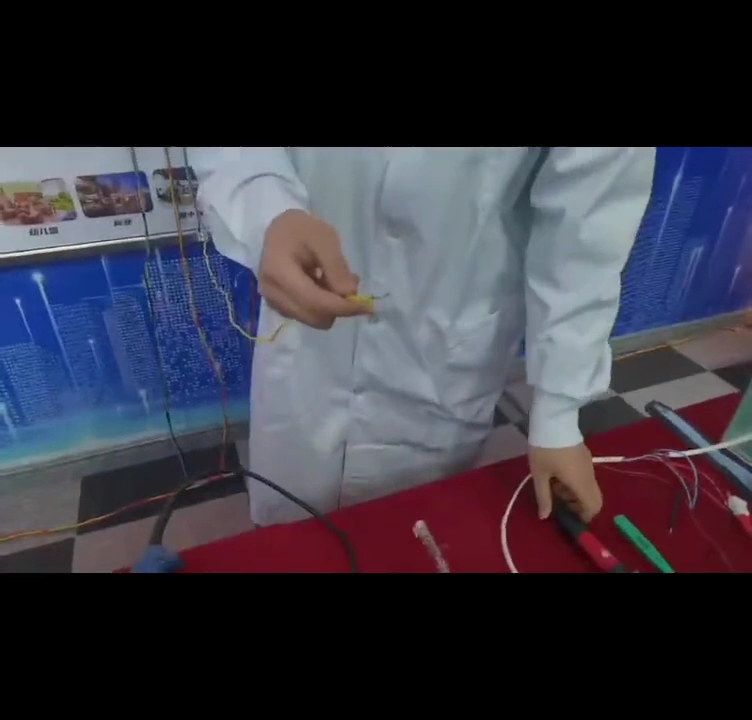 智能安全用电装置: 1.节能:比正常用电节能约30%%。 2.安全:带电操作...