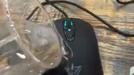 鼠标外壳表面防手指印,防油污,防汗渍荷叶原理,耐脏,手汗多的人强烈...