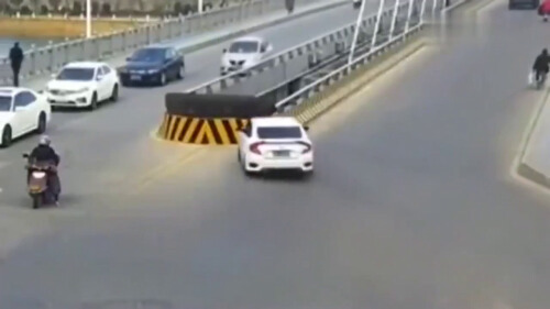 湖北路段自己开车发生了车祸,为什么还要自己再去撞一下墙呢?