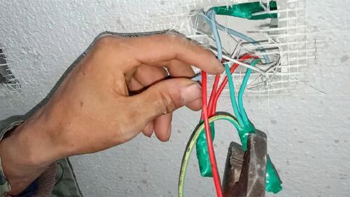 家里漏电了,怎么判断是哪根电线漏电?老电工一步步教你查漏电