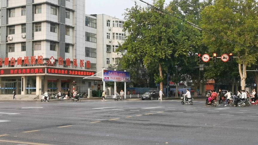 电动车和汽车抢道,机动车左转弯指示灯电动车强行通过