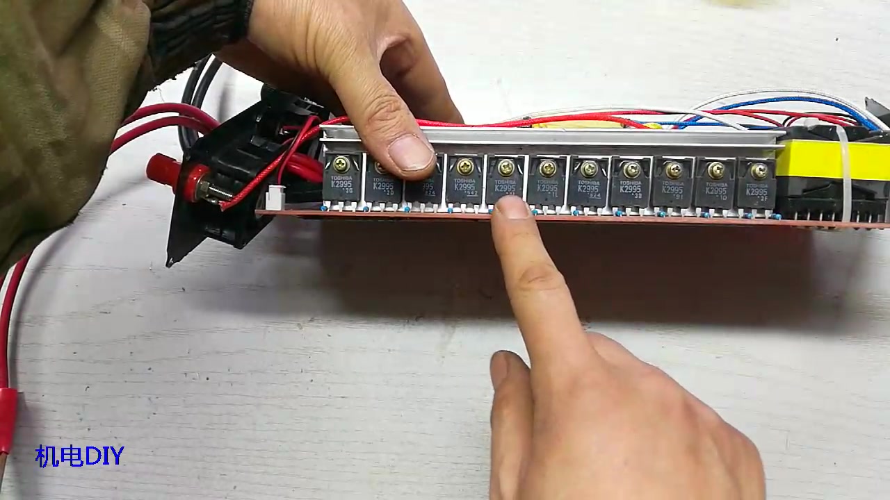 小伙自己动手维修大功率逆变器!你猜他能修好吗?