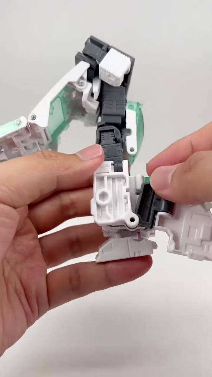 动画里第一个出场的变形金刚