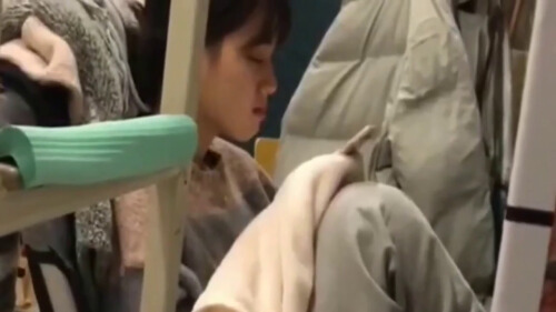 大学生在宿舍"玩手机",这姿势简直独一无二!
