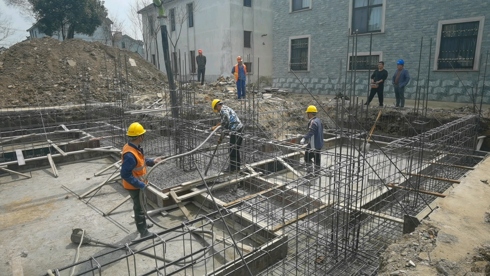 自建房基础浇筑(0.3米高,1.2米宽条形基础,部分框架柱独立基础),地梁...