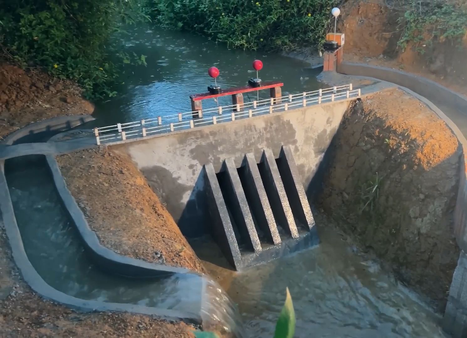 村里的一条水渠,我砖砌水泥建造大坝电站,开闸发电那刻轰动全村