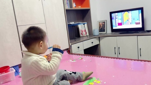 观察两岁小宝贝面对动画时,竟然是如此乖巧如天使