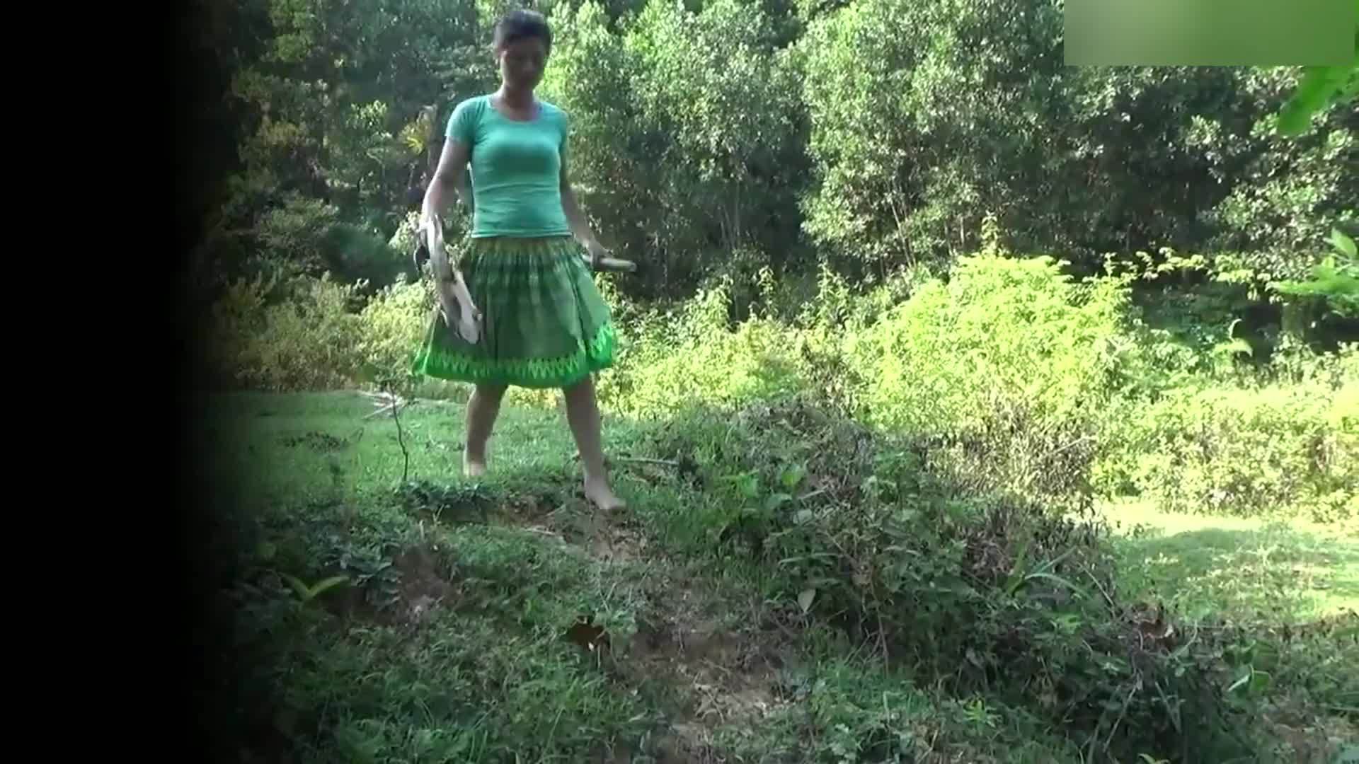 乡下三婶太牛!用树皮粉钓鱼,随手一撒一捉一个准