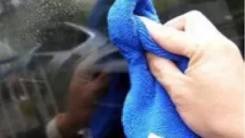 车窗玻璃脏了只用毛巾擦?教你一个方法,半月之内不用再擦