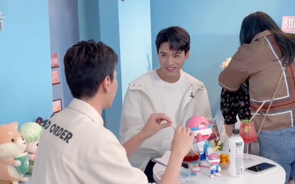 【龚俊】210803莫老师更新探班新剧《沉睡花园》剧组龚俊cut