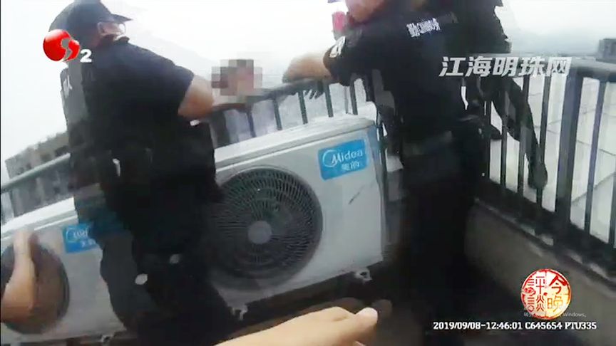 一把拉住!女子被男友“拉黑”,酒后情绪激动爬上30楼欲轻生