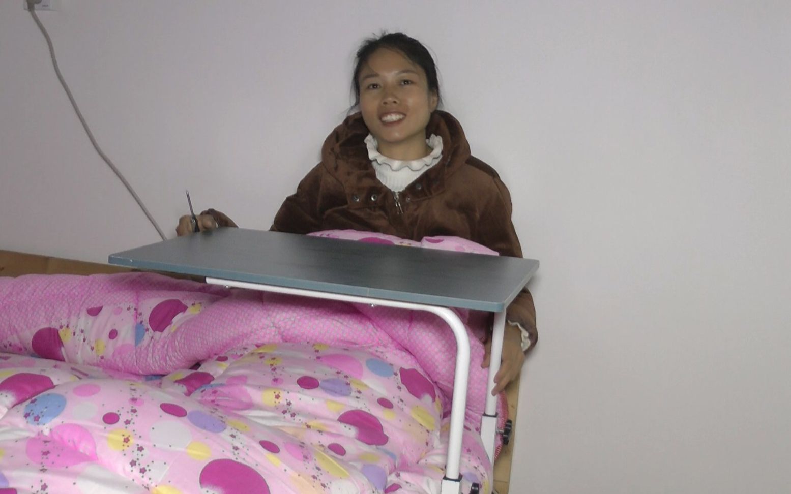 双十一买的懒人电脑桌收到了,燕子拿到新房的床上试试,还不错哦