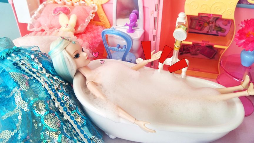 叶罗丽娃娃 冰公主洗漱完换衣去上学 同桌竟然是哥哥水王子