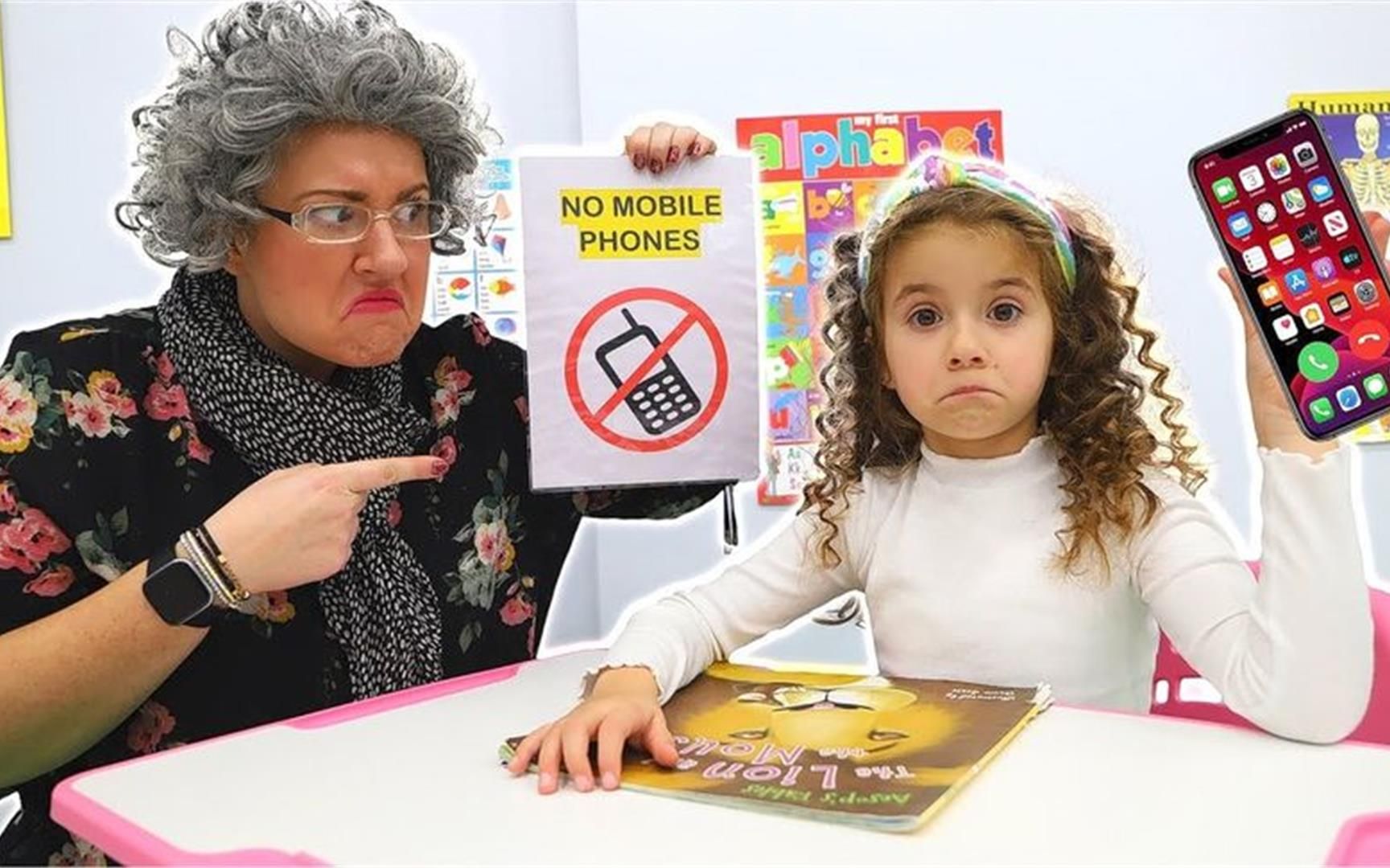 外国小女孩,上课的时候竟然在打电话,老师会怎么办呢