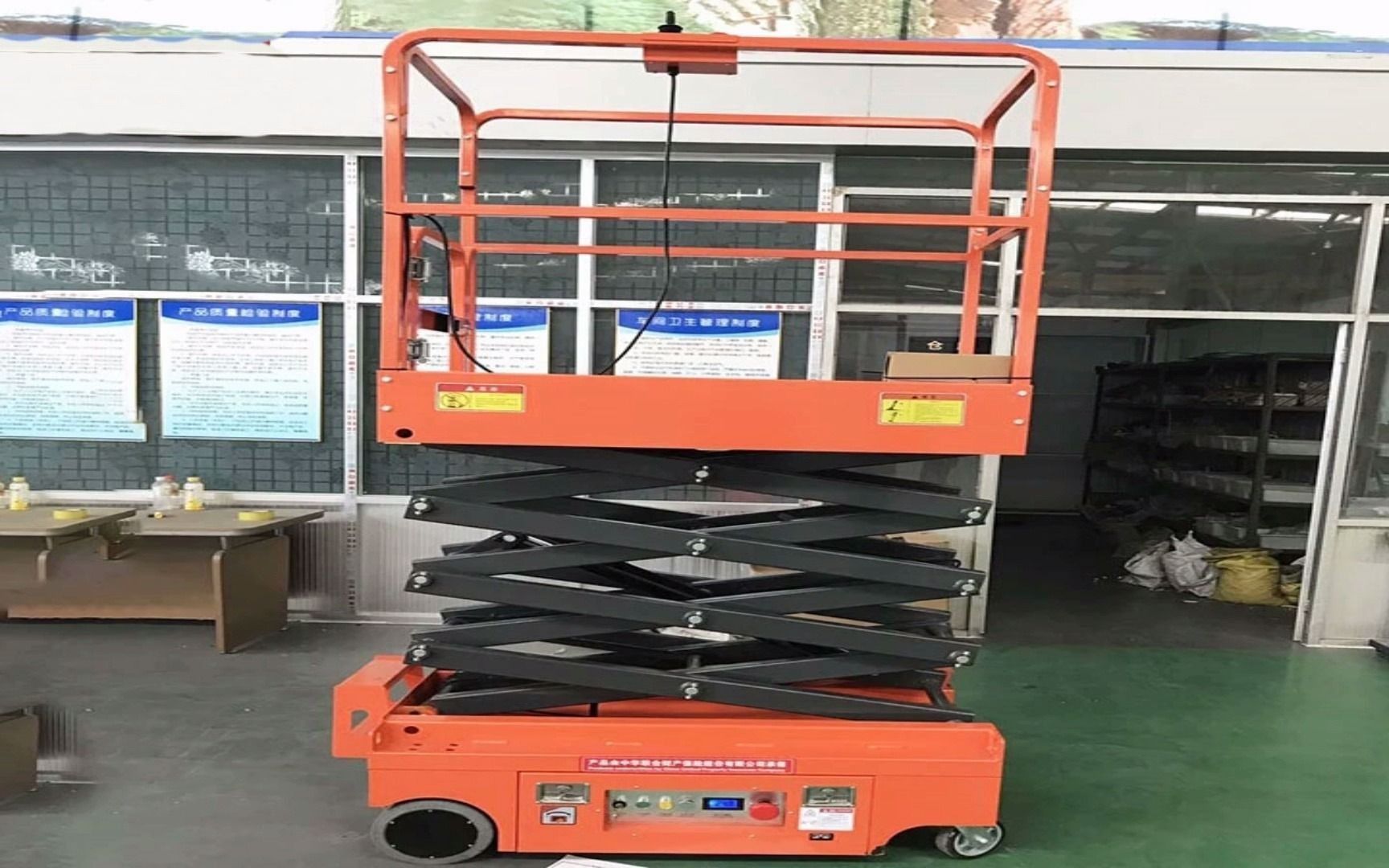 济工剪叉式四轮液压升降平台园林维修小型登高车全自行走式升降机