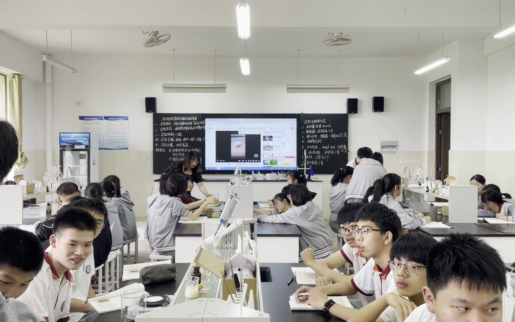 ...走进实验室-配置马铃薯葡萄糖琼脂培养基&通过平板划线法获得纯化...